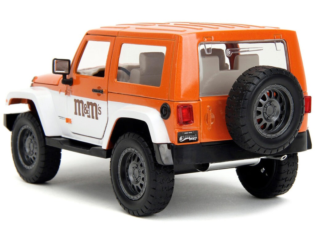 Jada 34401 2007 Jeep Wrangler 1:24 with Orange M&M Figure » BT Diecast